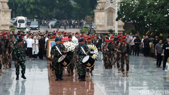 Jenazah Doni Monardo Dimakamkan Secara Militer di TMP Kalibata