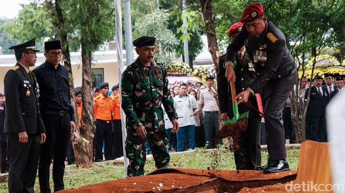 Jenazah Doni Monardo Dimakamkan Secara Militer di TMP Kalibata