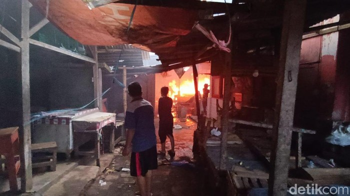 Pasar Leces Probolinggo Kebakaran, Pedagang Selamatkan Barang Dagangan