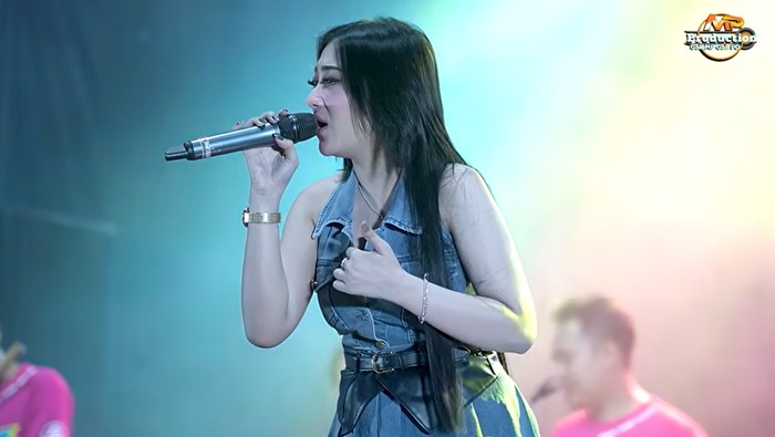 Lirik Lagu Wirang yang Dinyanyikan Shinta Arsinta Trending YouTube Lirik Lagu Wirang yang Dinyanyikan Shinta Arsinta Trending YouTube