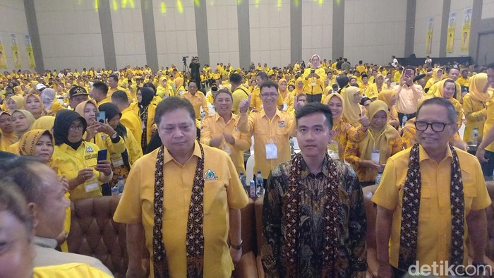 Gibran Tak Ikut Jawab Yel-yel Golkar Saat Rapat, Begini Kata Airlangga Gibran Tak Ikut Jawab Yel-yel Golkar Saat Rapat, Begini Kata Airlangga