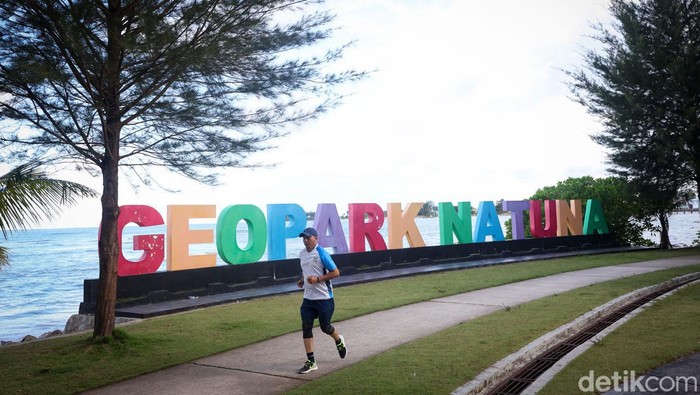Pantai Piwang, Tempat Asik Menghabiskan Sore di Natuna