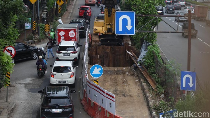 Belum Kelar-kelar, Galian Jl TB Simatupang Bikin Macet