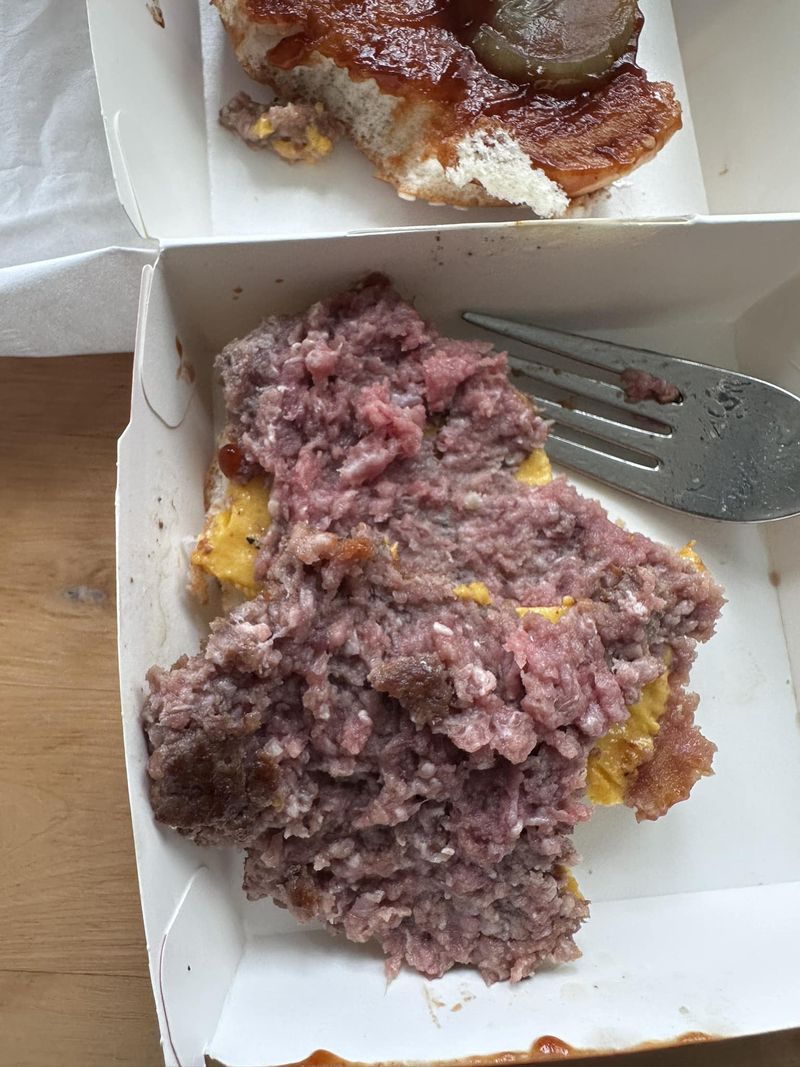 Bikin Mual, Wanita Ini Temukan Daging Burgernya Masih Mentah dan Merah Bikin Mual, Wanita Ini Temukan Daging Burgernya Masih Mentah dan Merah