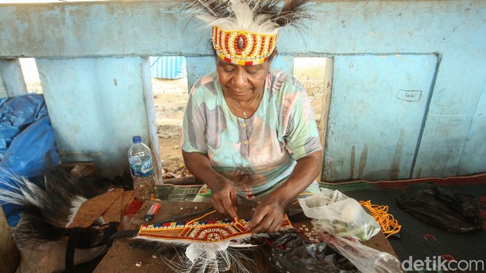Jualan Noken, Mama Papua Mampu Kuliahkan Anak