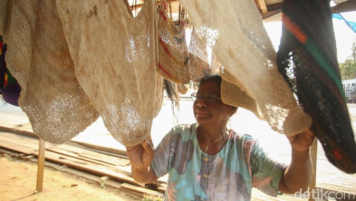 Jualan Noken, Mama Papua Mampu Kuliahkan Anak
