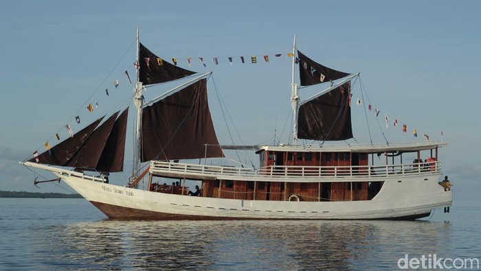 Gagahnya Kapal Pinisi Saat Berburu Keindahan di Pulau-pulau Terluar Madura