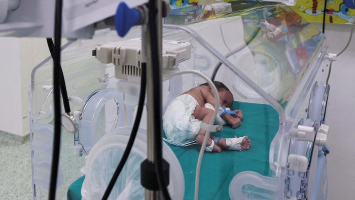 Melihat Perawatan Bayi Prematur yang Dievakuasi dari Gaza Melihat Perawatan Bayi Prematur yang Dievakuasi dari Gaza