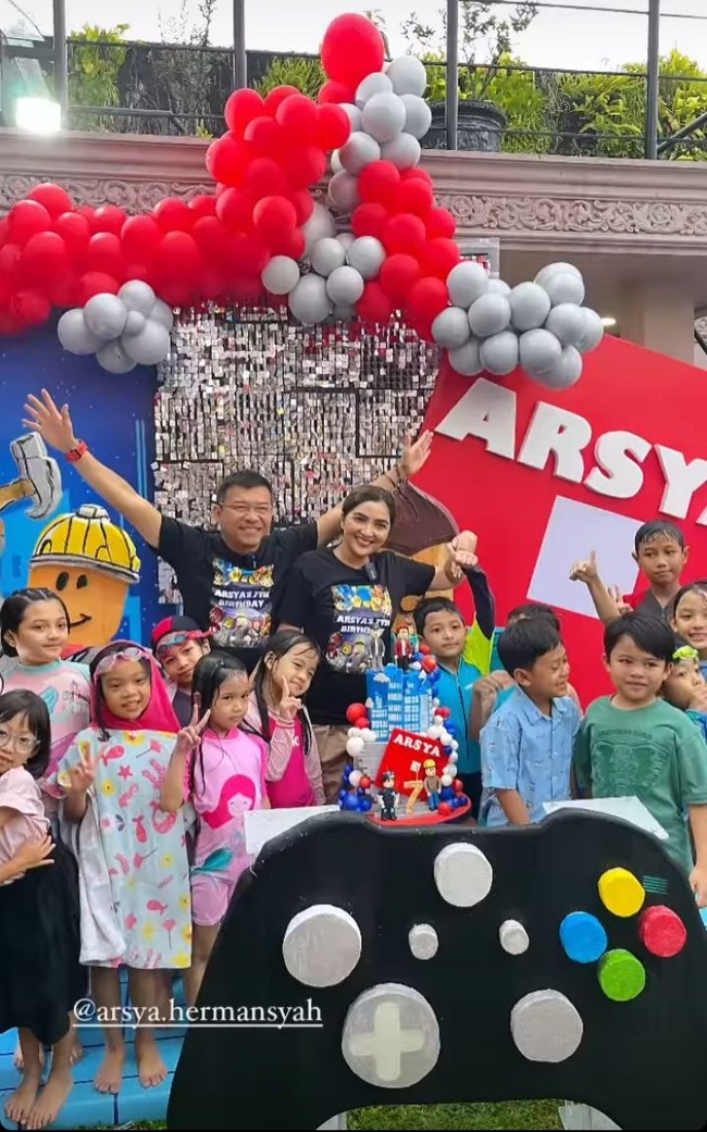 7 Foto Ultah ke-7 Arsya Hermansyah Bertema Lego, Meriah Walau Hanya di ...