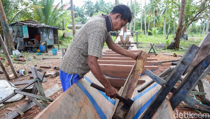 Melihat Pembuatan Kapal Pompong di Natuna