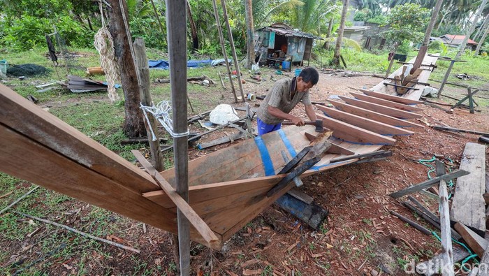 Melihat Pembuatan Kapal Pompong di Natuna