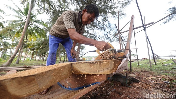 Melihat Pembuatan Kapal Pompong di Natuna