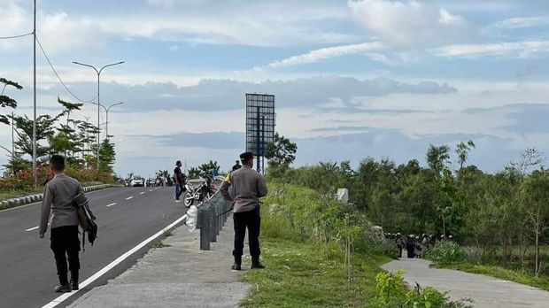 Polisi Sekat Bypass Mandalika Buntut 2 Kampung Bentrok di Lombok Tengah Polisi Sekat Bypass Mandalika Buntut 2 Kampung Bentrok di Lombok Tengah