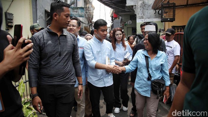 Potret Gibran Kampanye Blusukan di Cempaka Putih Jakarta