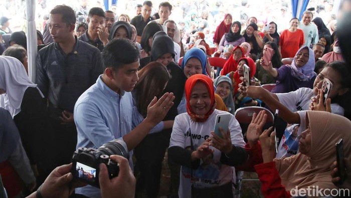 Potret Gibran Kampanye Blusukan di Cempaka Putih Jakarta