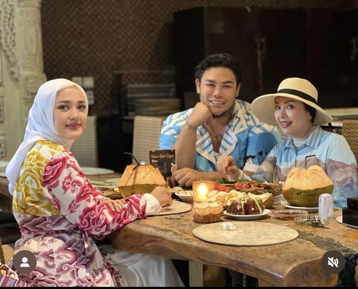 Gaya Ivan Gunawan, Desainer Baju Pengantin Adiba Khanza Saat Makan di Restoran