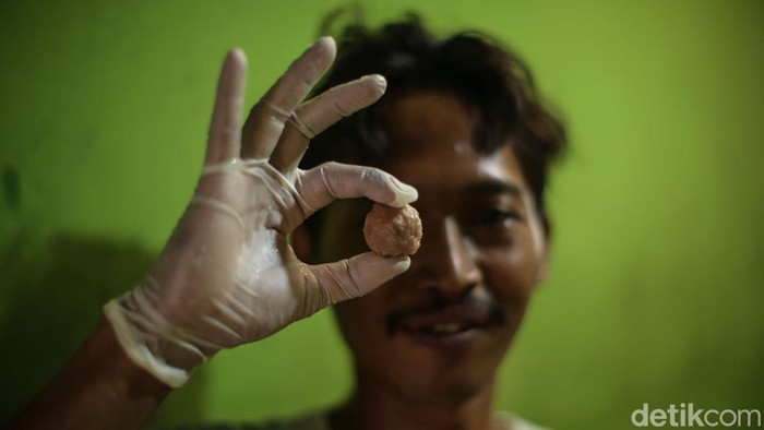 Melihat Pembuatan Bakso dari Daging Rusa di Merauke