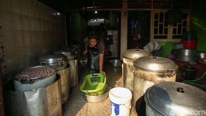 Melihat Pembuatan Bakso dari Daging Rusa di Merauke