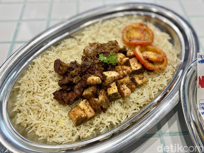 Ada Iskender Kebab dan Kebab Wrap Turki yang Gurih di Resto Kekinian Ini