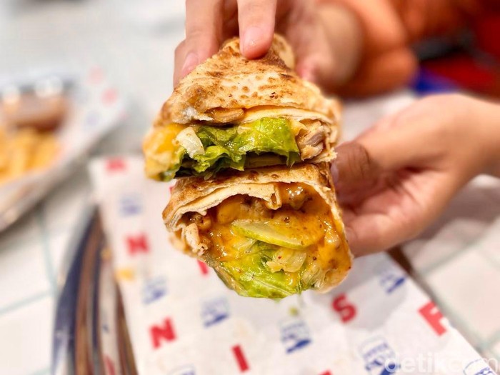 Ada Iskender Kebab dan Kebab Wrap Turki yang Gurih di Resto Kekinian Ini