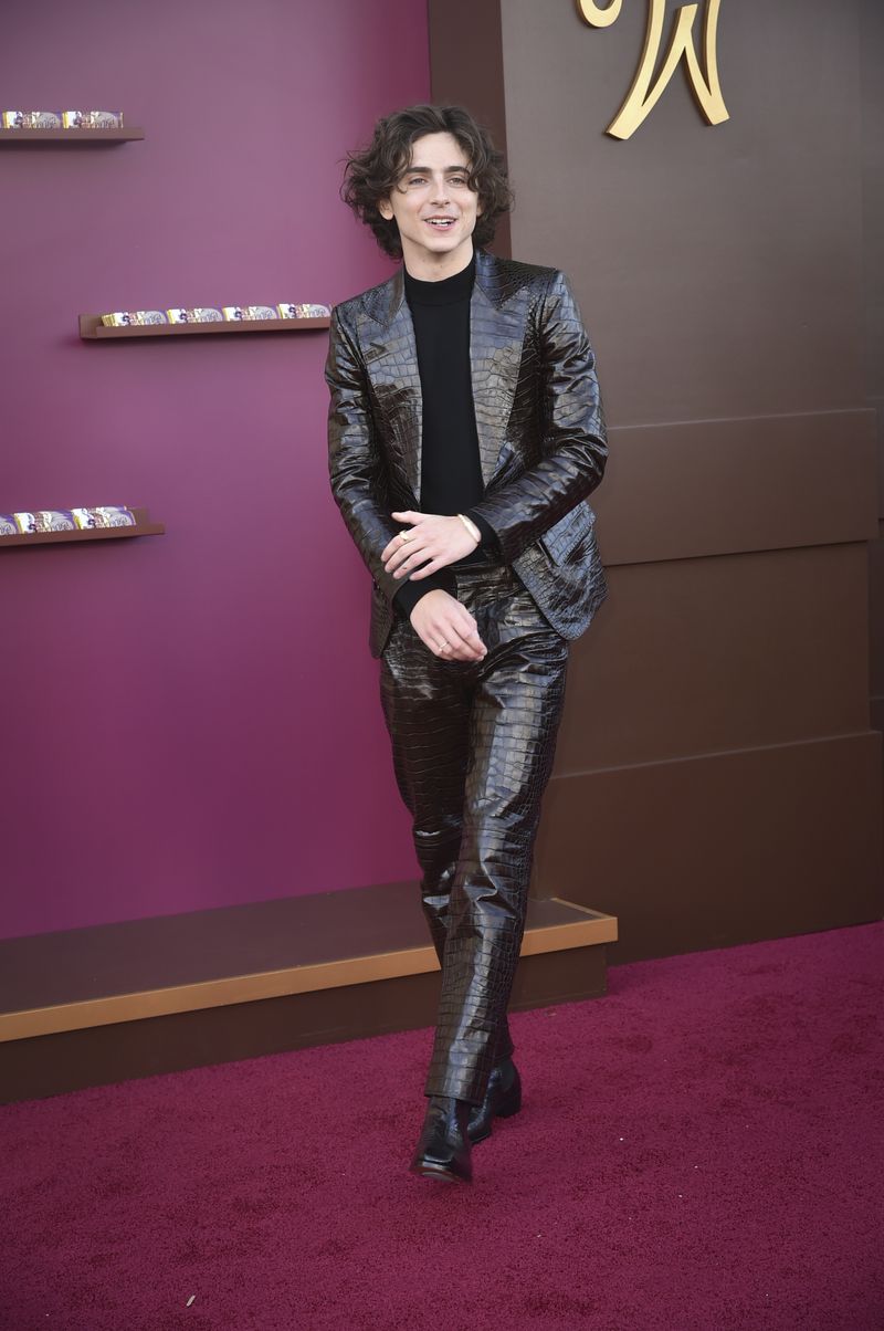 Gaya Timothee Chalamet di Premier Wonka, Kalung Berlian Terinspirasi Permen Gaya Timothee Chalamet di Premier Wonka, Kalung Berlian Terinspirasi Permen