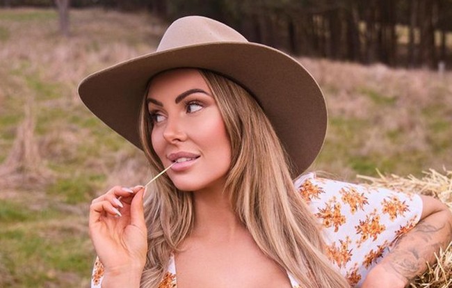 7 Foto Petani Seksi Kontroversial, Viral Berbagi Suami dengan Wanita Lain