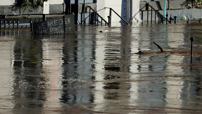 Hujan Deras dan Sungai Meluap Bikin Jalan Raya di Inggris Banjir Hujan Deras dan Sungai Meluap Bikin Jalan Raya di Inggris Banjir