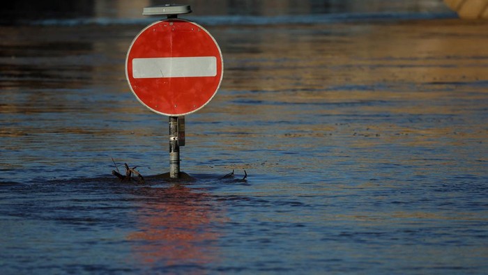 Hujan Deras dan Sungai Meluap Bikin Jalan Raya di Inggris Banjir
