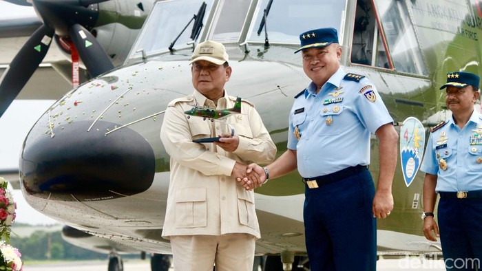 Menhan Prabowo Serahkan 5 Pesawat NC-212i Buatan Lokal ke TNI AU