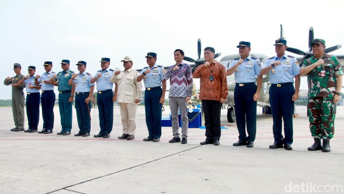 Menhan Prabowo Serahkan 5 Pesawat NC-212i Buatan Lokal ke TNI AU