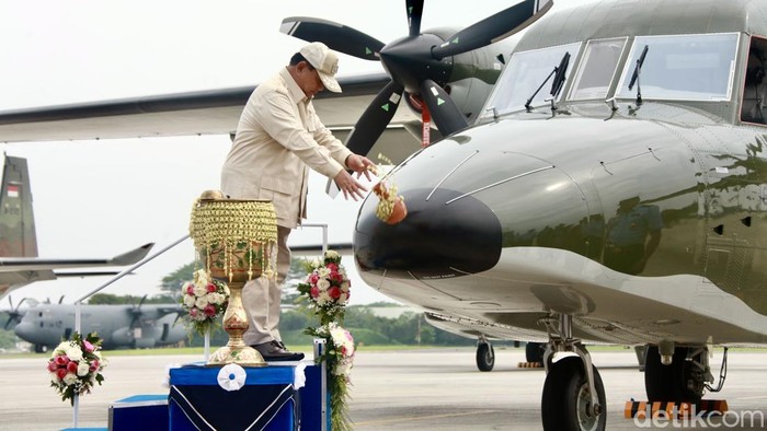 Menhan Prabowo Serahkan 5 Pesawat NC-212i Buatan Lokal ke TNI AU