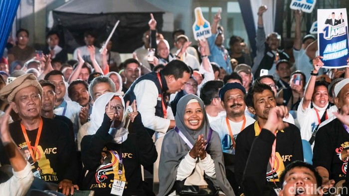 Potret Kemeriahan Nobar Debat Pilpres di Posko Timnas AMIN