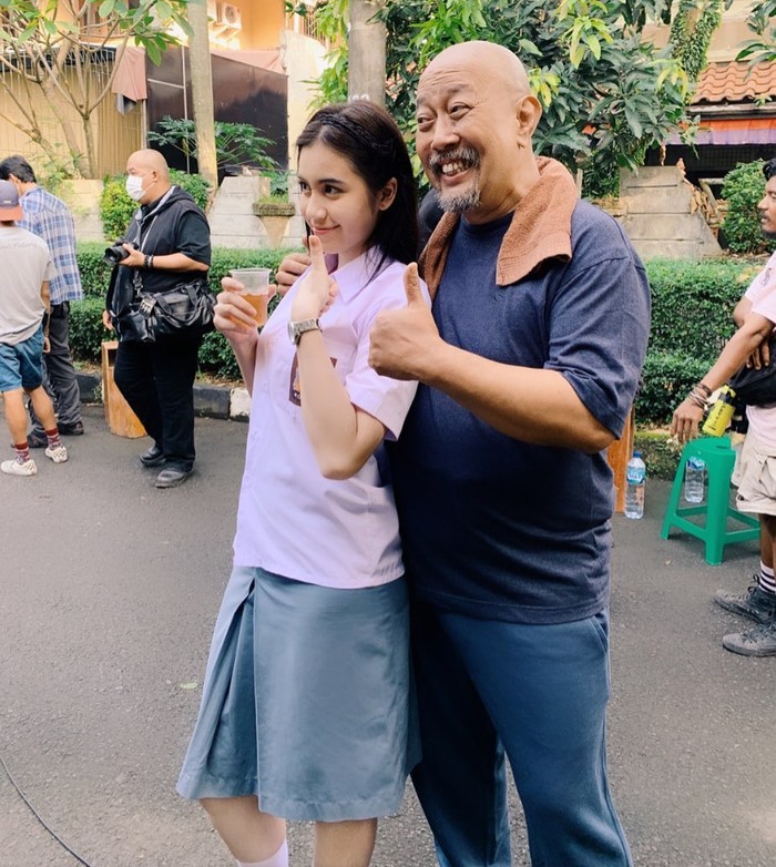 Rinoa Aurora Pamer Pose Keren di Steakhouse dan Makan BBQ