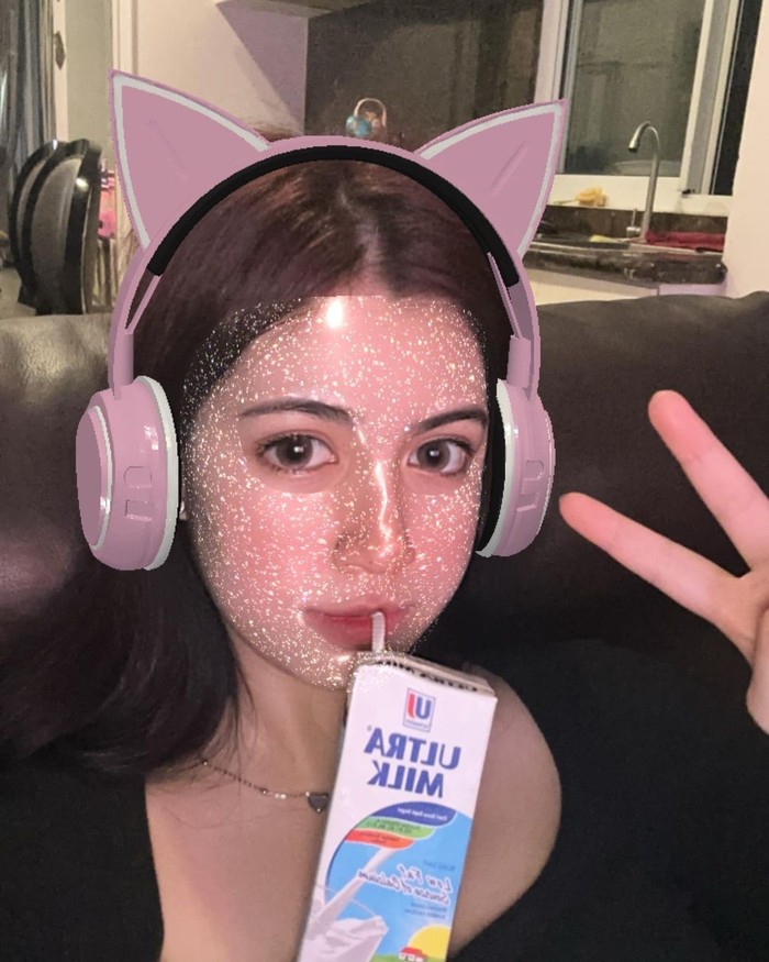 Rinoa Aurora Pamer Pose Keren di Steakhouse dan Makan BBQ