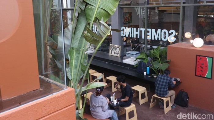 Yuk, Ngopi di Matraman yang Punya Sensasi Rimbun Bak Tengah Hutan