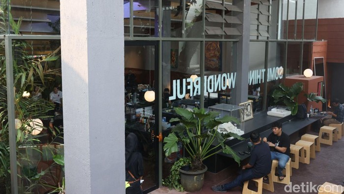 Yuk, Ngopi di Matraman yang Punya Sensasi Rimbun Bak Tengah Hutan