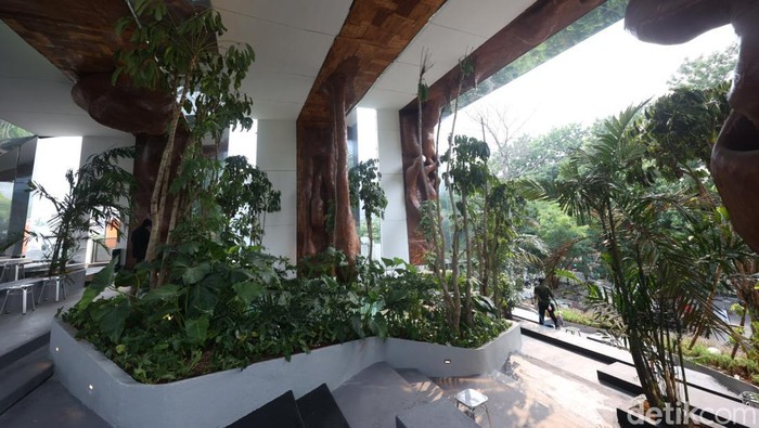 Yuk, Ngopi di Matraman yang Punya Sensasi Rimbun Bak Tengah Hutan