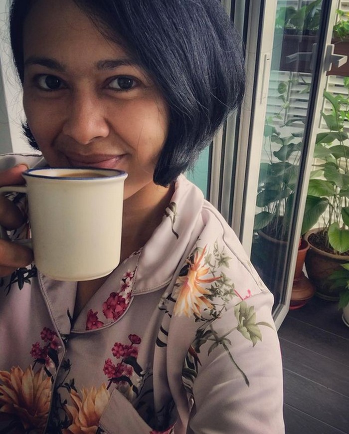 Serunya Sarah Sechan Saat Kulineran di Singapura, Cicip Kopi hingga Sate