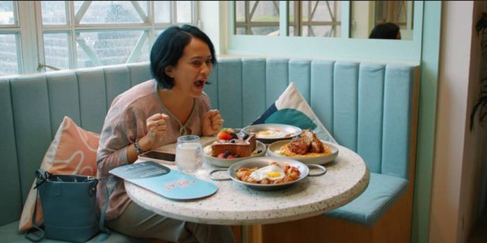 Serunya Sarah Sechan Saat Kulineran di Singapura, Cicip Kopi hingga Sate