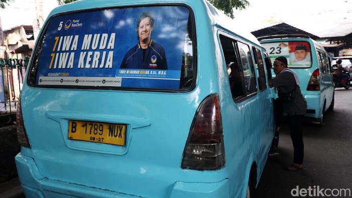 Meski Dilarang Bawaslu, Stiker Kampanye Tetap Marak di Angkot