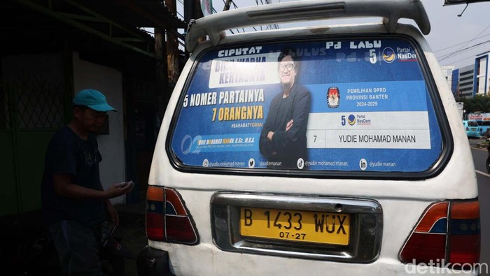 Meski Dilarang Bawaslu, Stiker Kampanye Tetap Marak di Angkot