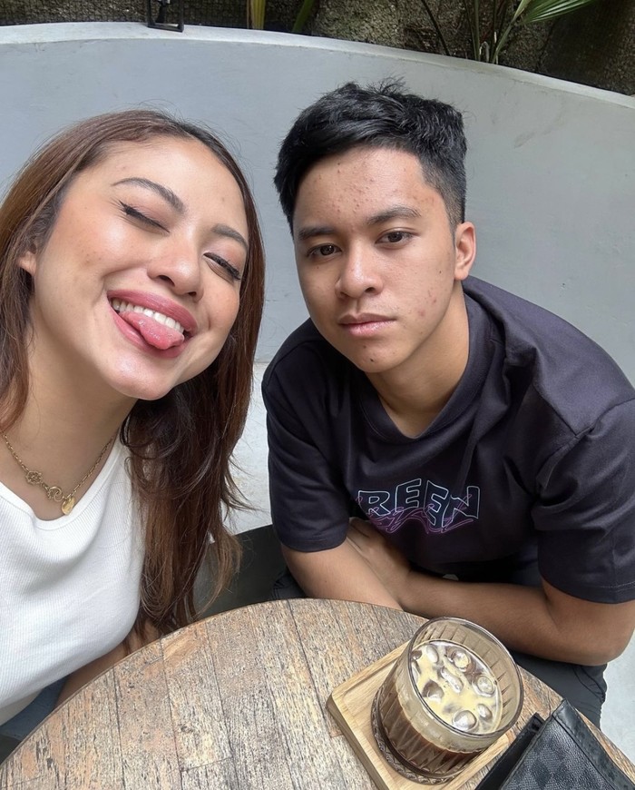 Cynthia Riza, Istri Giring Nidji yang Hobi Kulineran di Warung hingga Resto