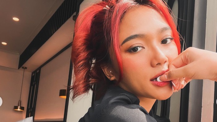 Gaya Marion Jola Pakai Baju Crop Top Pamer Tato di Pinggang, Bikin Terpana