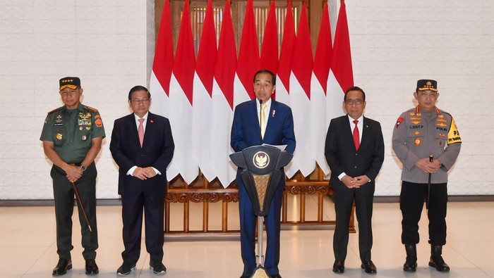 Potret Jokowi yang Tumben-tumbennya Pakai Dasi Kuning