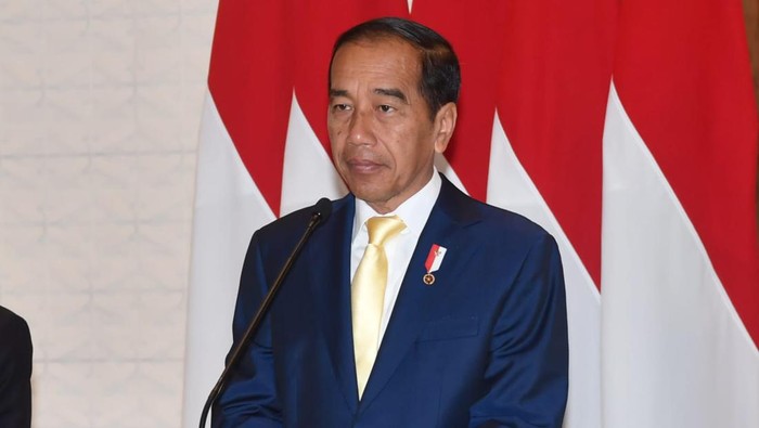 Potret Jokowi yang Tumben-tumbennya Pakai Dasi Kuning