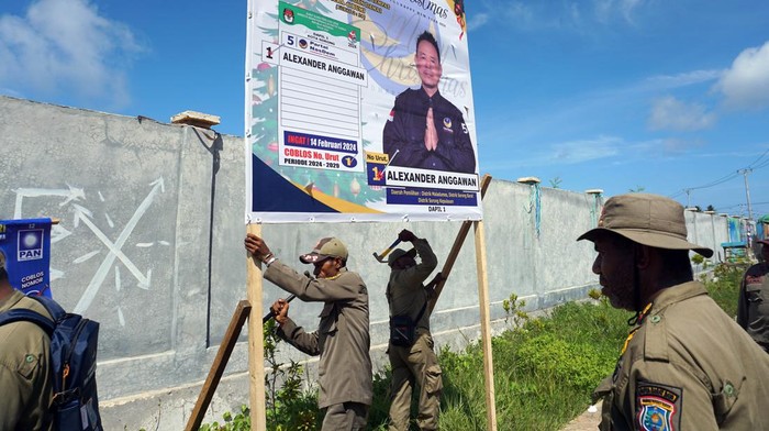 Satpol PP Tertibkan Atribut Kampanye di Sorong Satpol PP Tertibkan Atribut Kampanye di Sorong