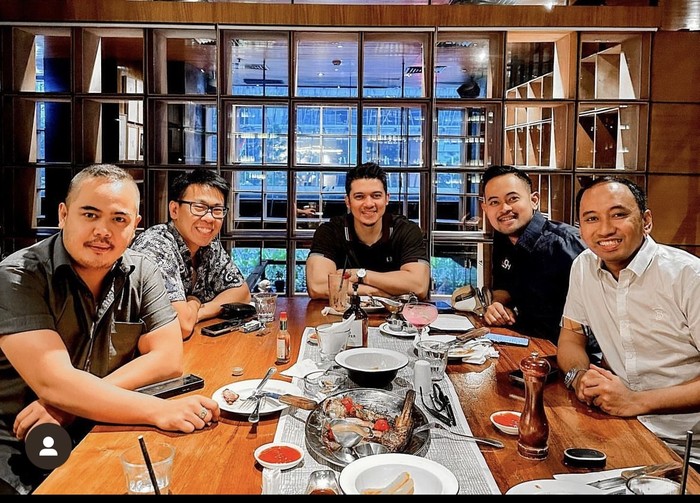 Seru! Momen Irwansyah Makan Bareng Zaskia Sungkar dan Temannya