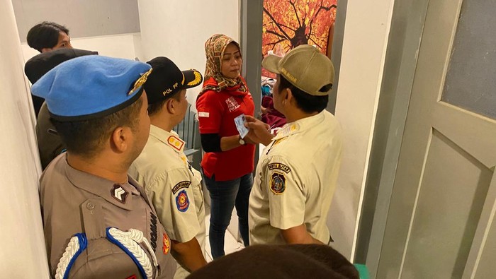 7 Pasangan Bukan Suami Istri Terciduk Razia Kos di Blitar 7 Pasangan Bukan Suami Istri Terciduk Razia Kos di Blitar