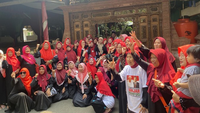 Siti Atikoh Sambangi Ponpes Roudlotus Saidiyyah, Ganjar Didoakan Menang Siti Atikoh Sambangi Ponpes Roudlotus Saidiyyah, Ganjar Didoakan Menang