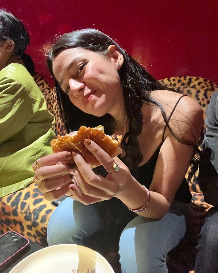 Pose Keren Susan Sameh saat Nikmati Dessert